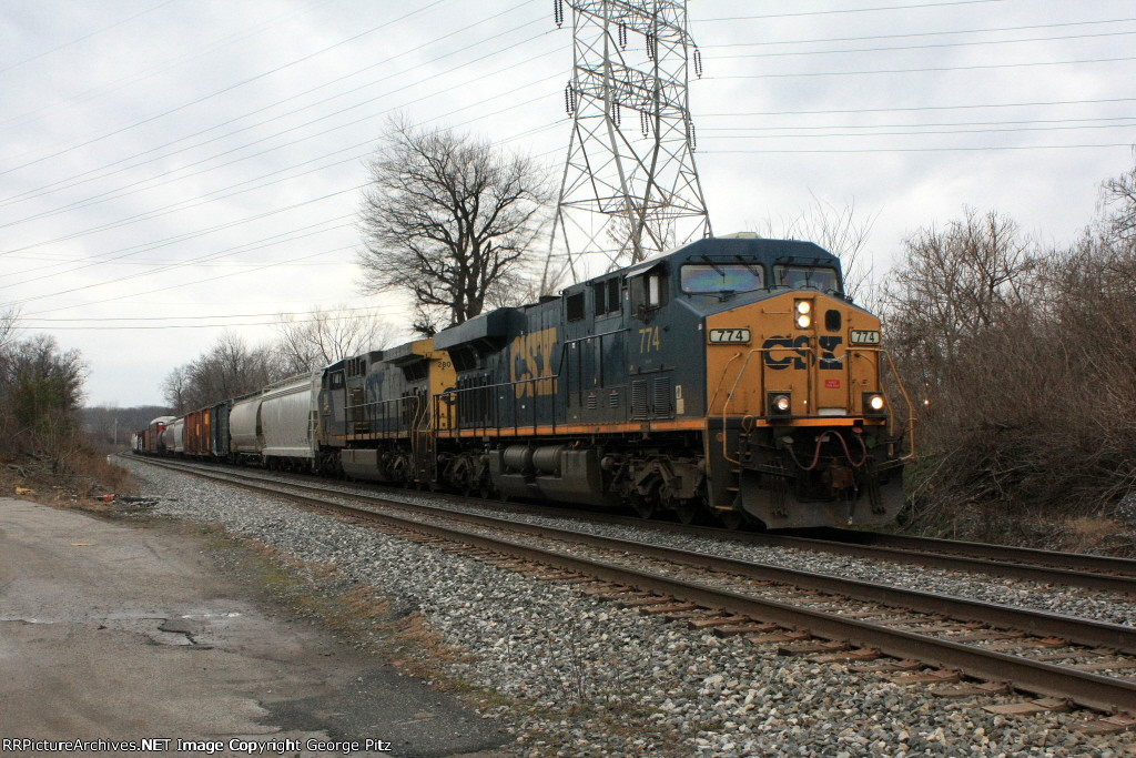 CSX 774 and train Q370